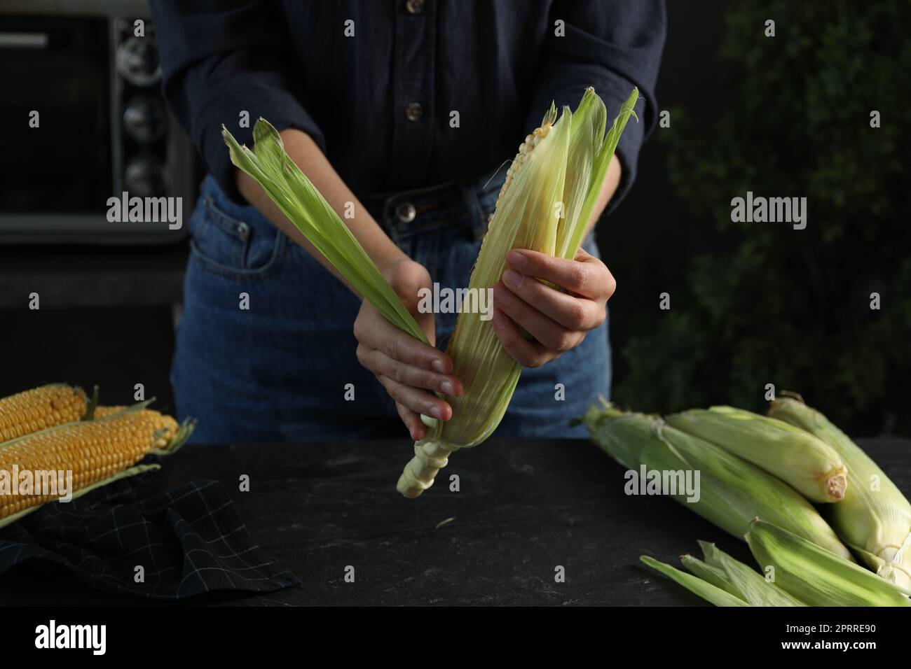 Husking maize hi-res stock photography and images - Alamy