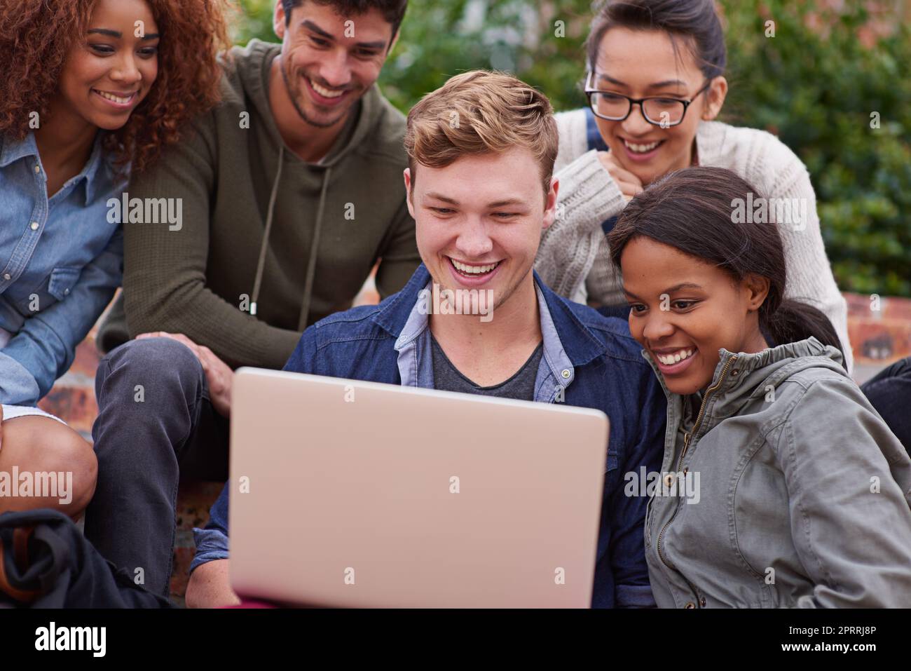 University campus group outside hi-res stock photography and images - Alamy