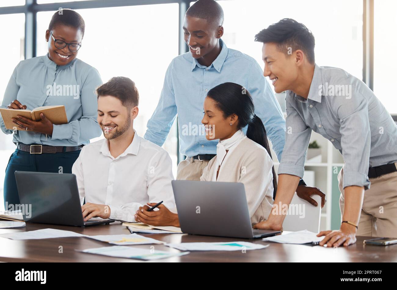 Team business talking computer hi-res stock photography and images - Alamy