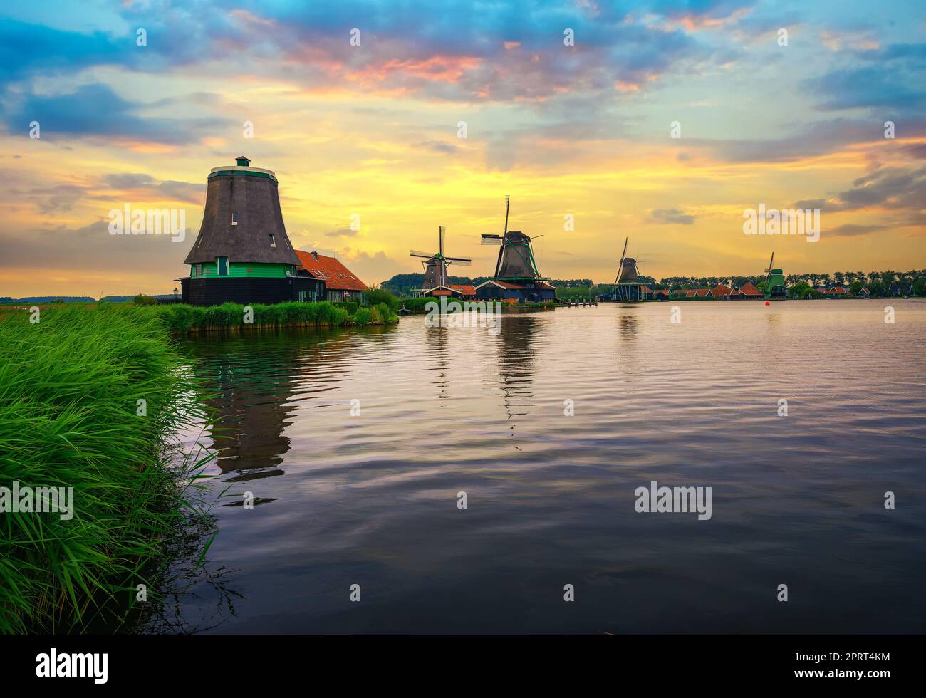 Sunset above farm houses and windmills of Zaanse Schans in the ...