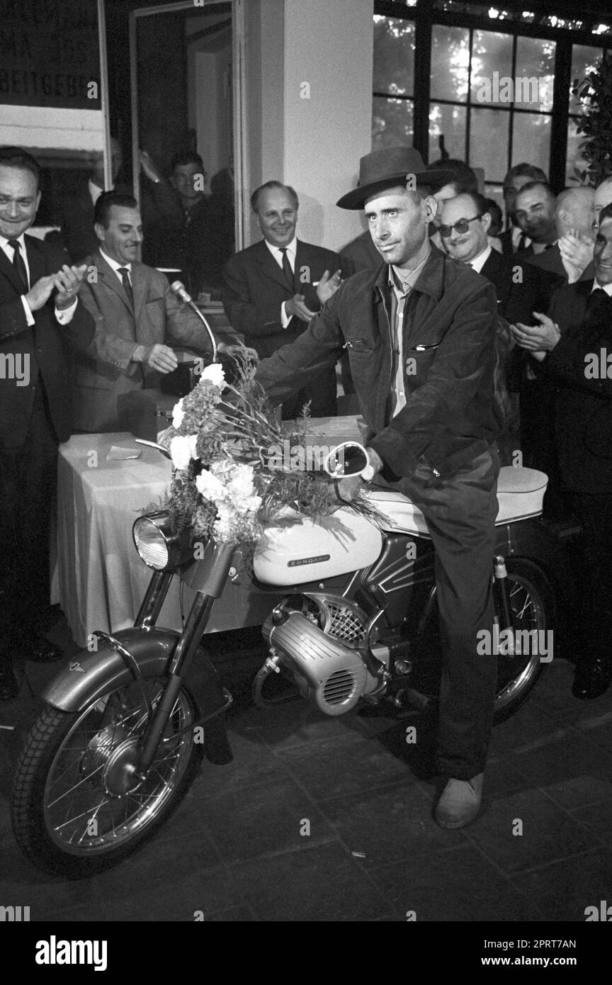 Mit stolzer Miene sitzt der millionste Gastarbeiter in der ...