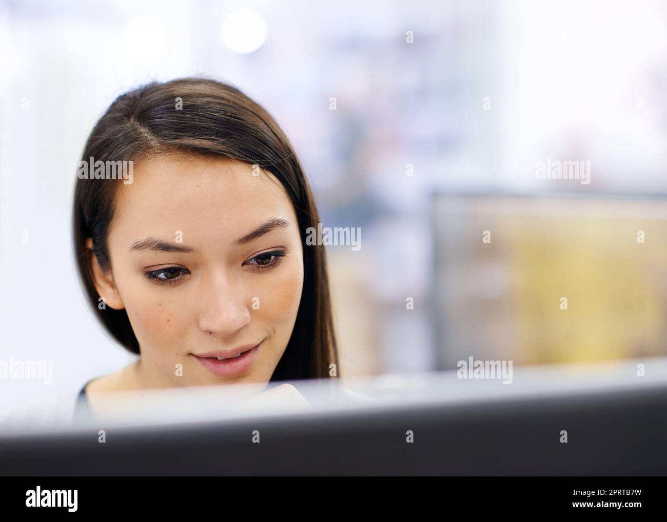 Young women sitting face face hi-res stock photography and images - Alamy