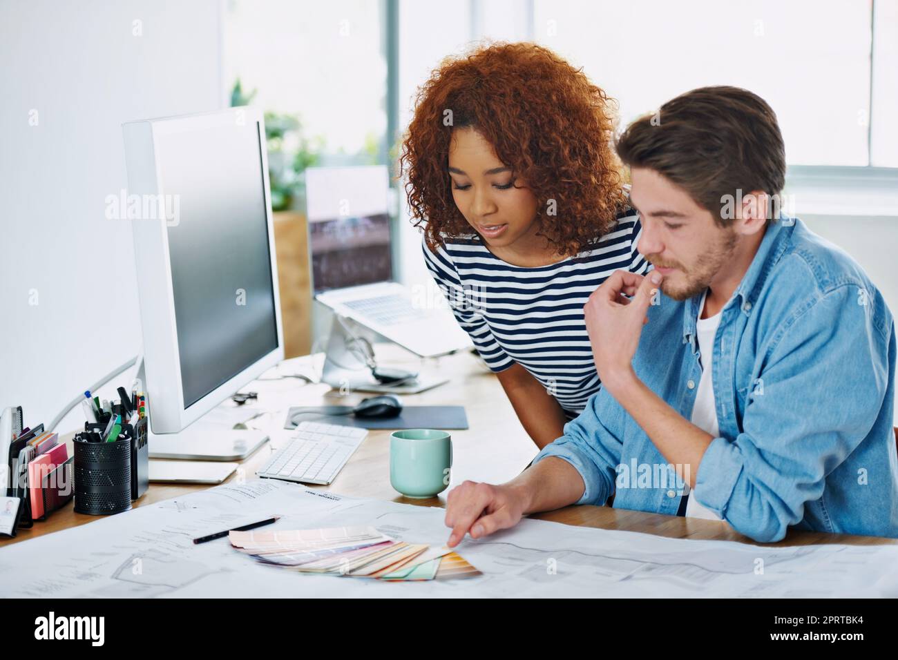 Women of color working hi-res stock photography and images - Alamy