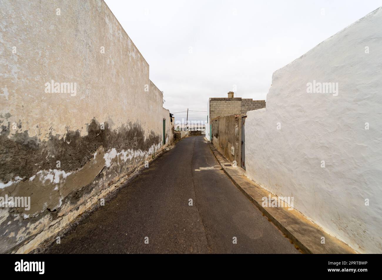 Narrow city path hi-res stock photography and images - Alamy