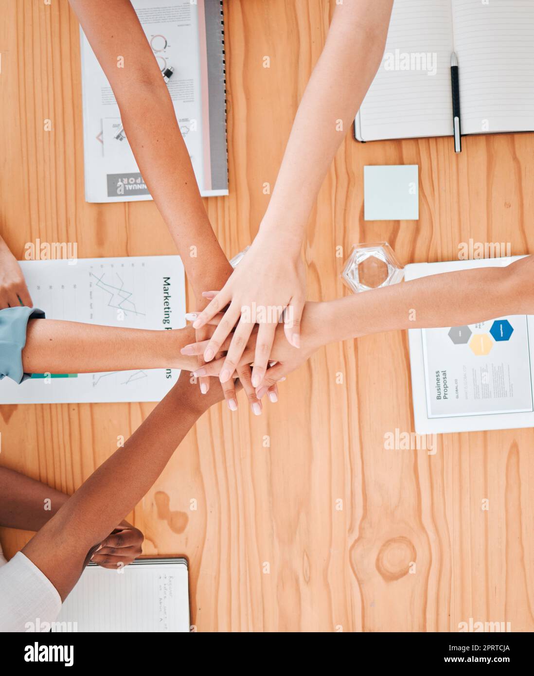 Employees teamwork hi-res stock photography and images - Alamy