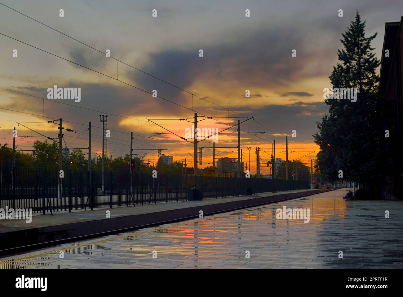 Rain at station hi-res stock photography and images - Alamy