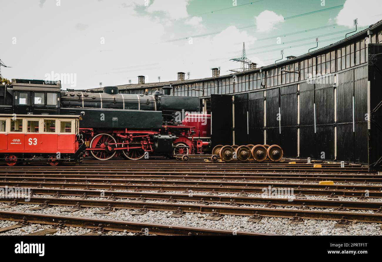 Vintage train engine in roundhouse hi-res stock photography and images ...