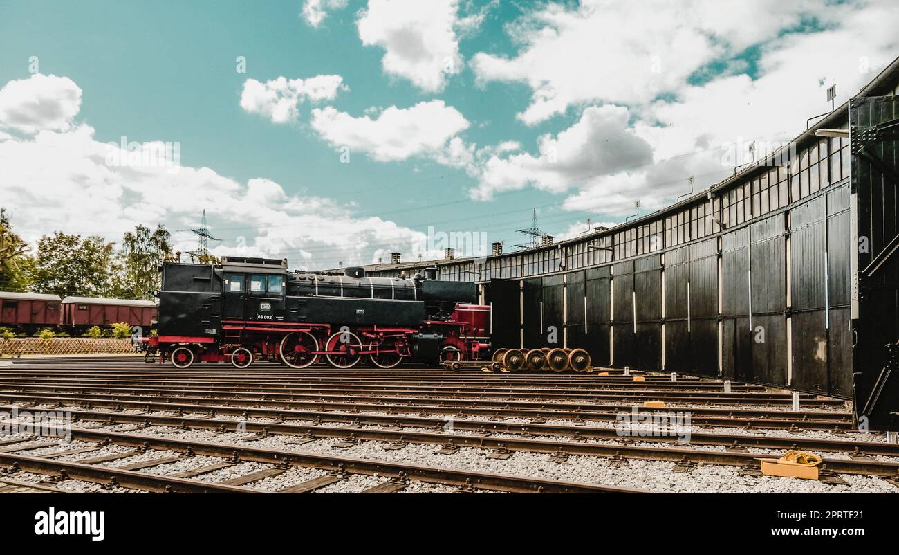 Vintage train engine in roundhouse hi-res stock photography and images ...