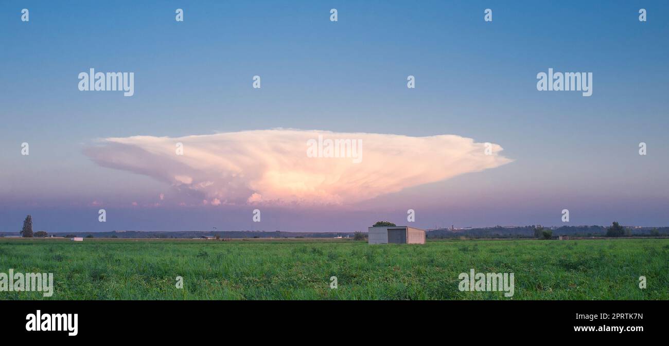 Cumulonimbus capillatus hi-res stock photography and images - Alamy