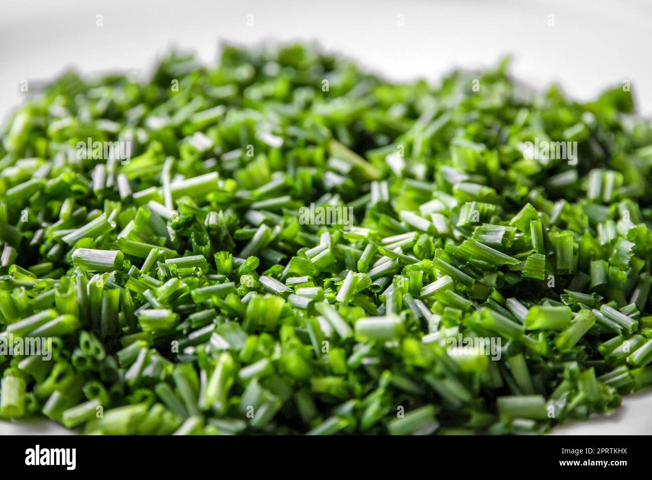 Fresh cut chives closeup view. Food background Stock Photo - Alamy