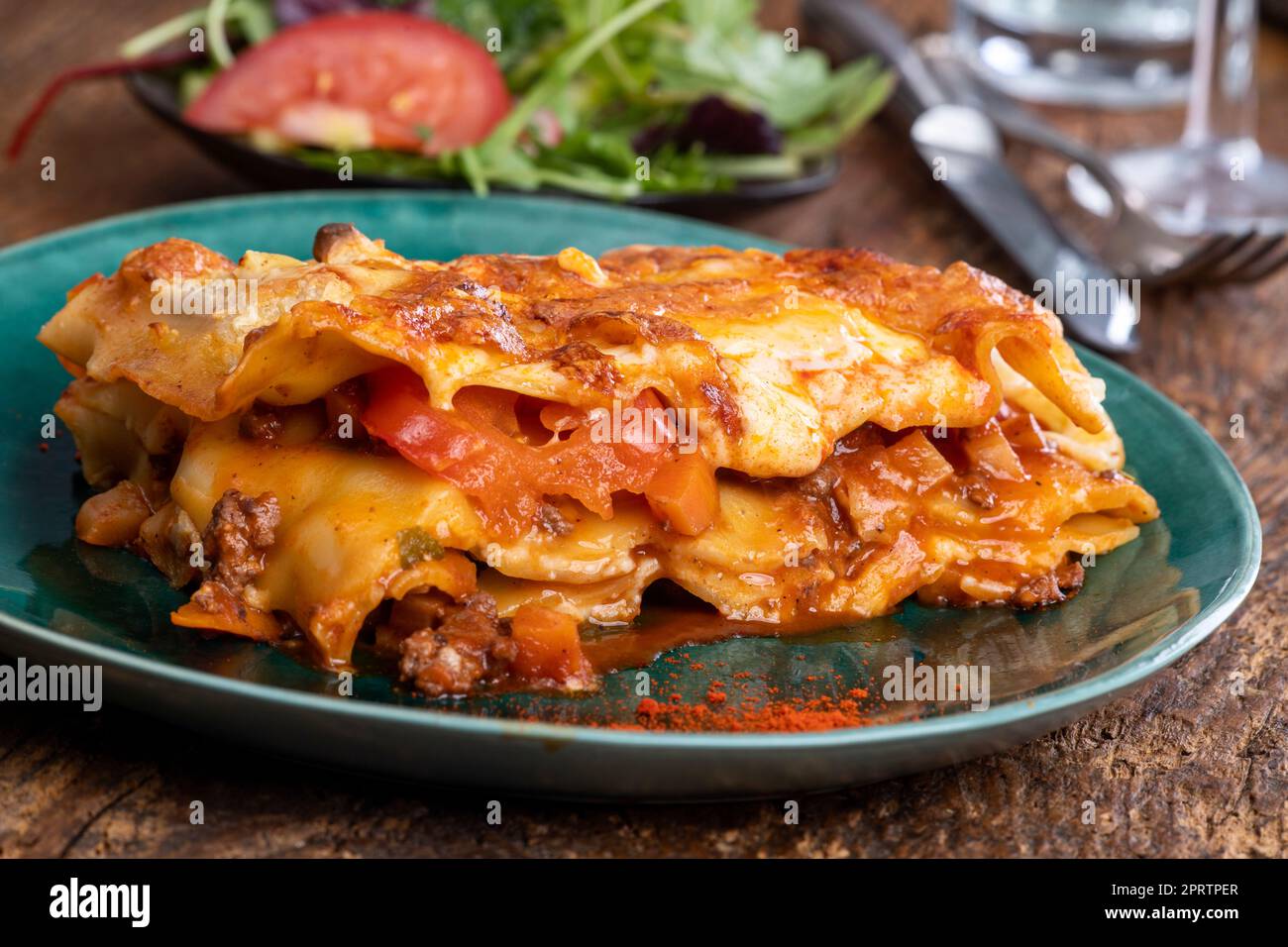 Green serving plate hi-res stock photography and images - Alamy
