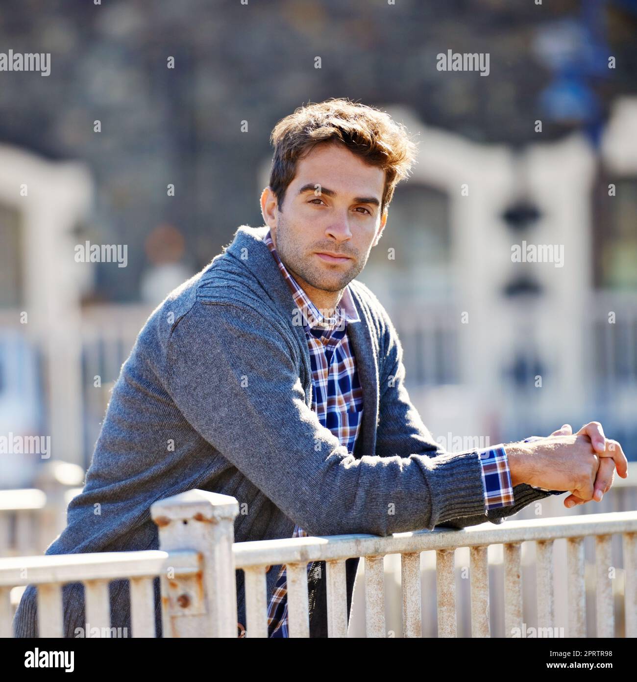 Leaning over railing hi-res stock photography and images - Alamy