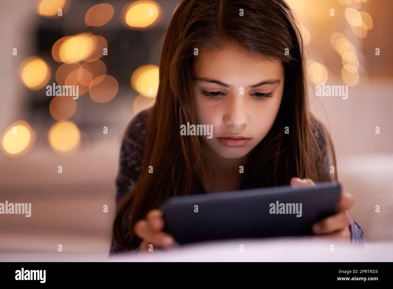 Children using tech hi-res stock photography and images - Alamy
