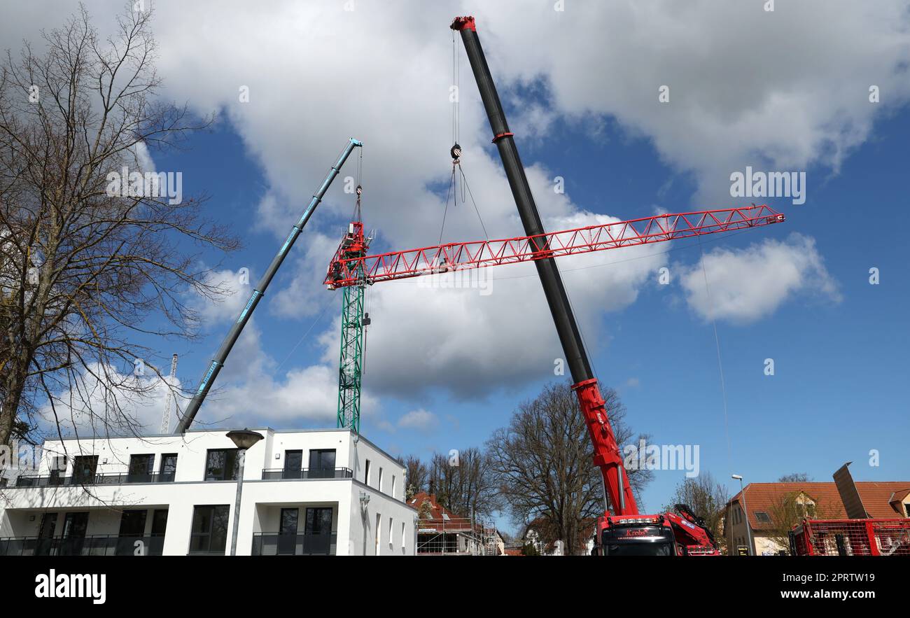 Bad Doberan, Germany. 27th Apr, 2023. With the help of two truck ...