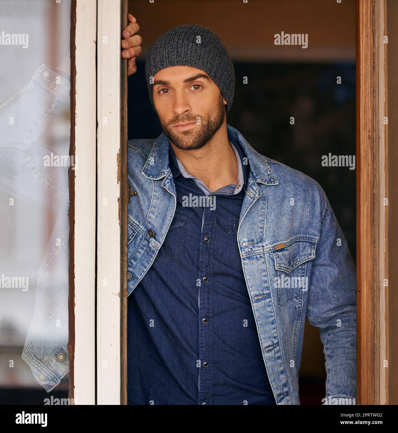 Man leaning against doorway hi-res stock photography and images - Alamy