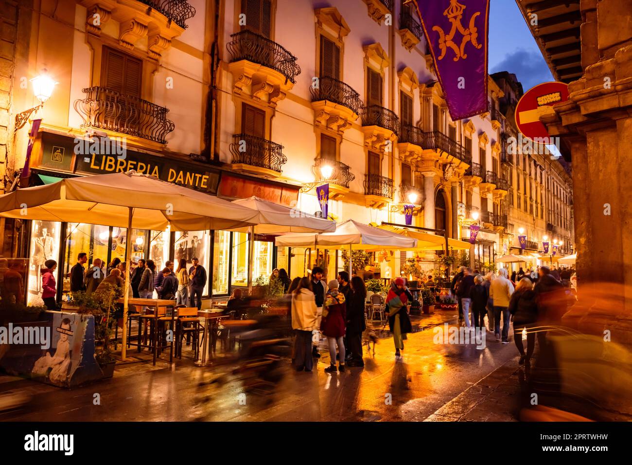 Evening twilight at the famous crossroads Quattro Canti in historic ...