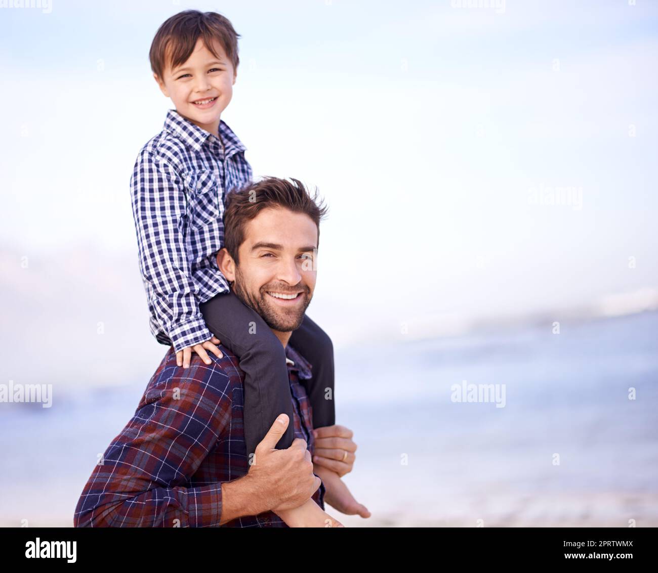 Parents carrying kids on shoulders hi-res stock photography and images ...