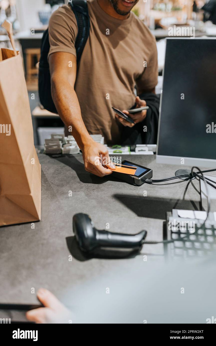 Card scanning mobile banking hi-res stock photography and images - Alamy