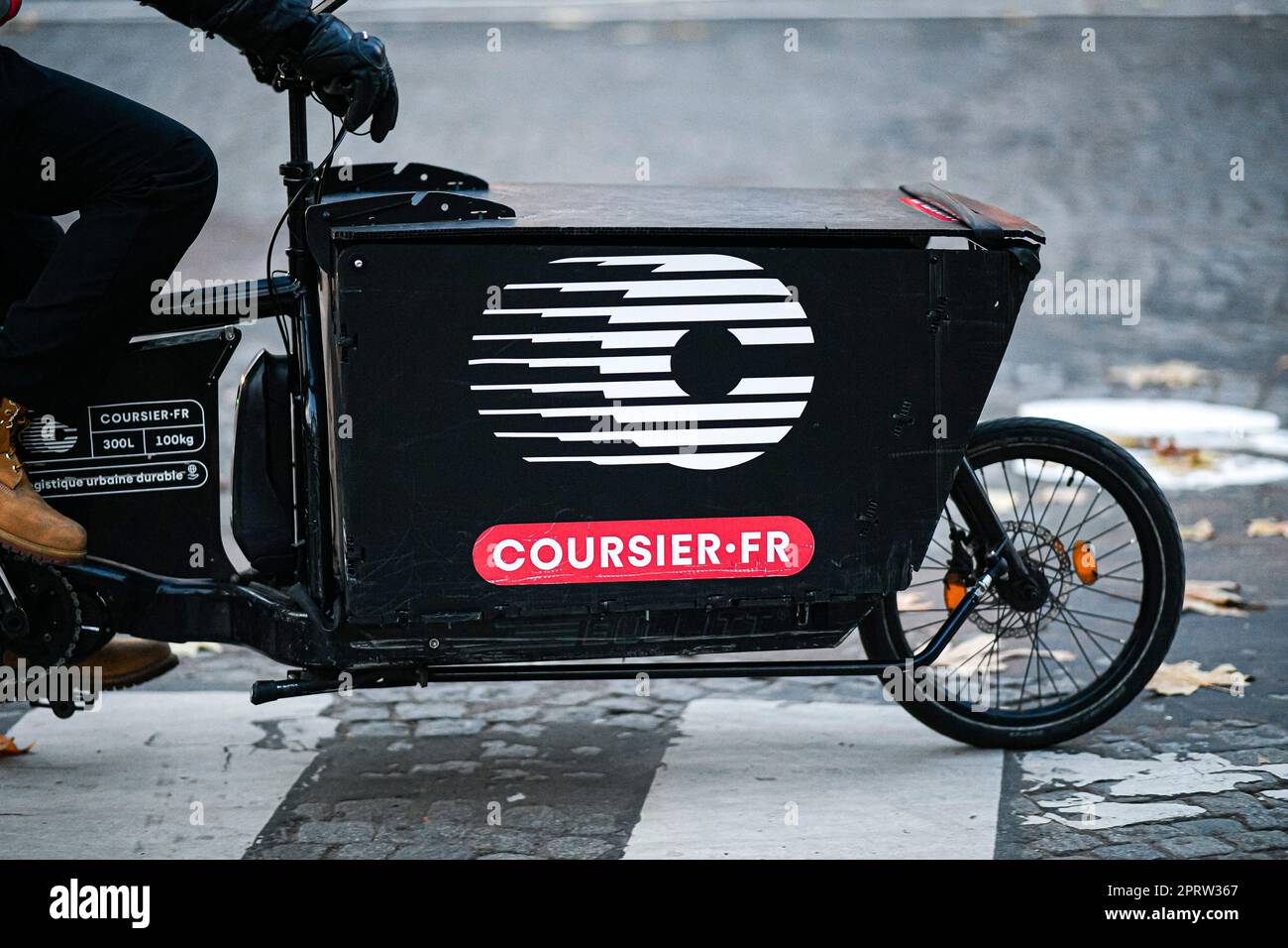 Coursier fr hi-res stock photography and images - Alamy