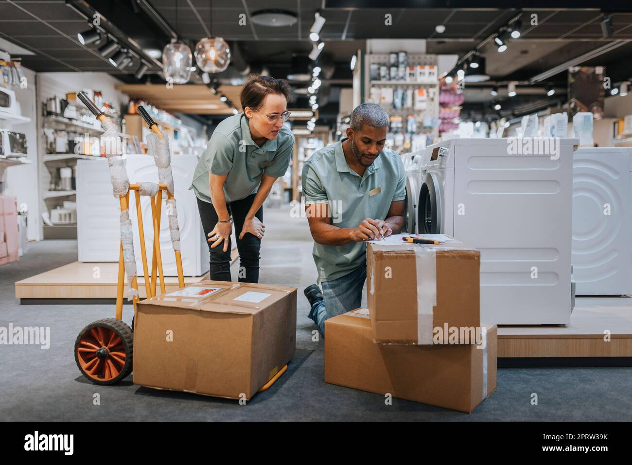 Teamwork male female diverse hi-res stock photography and images - Alamy