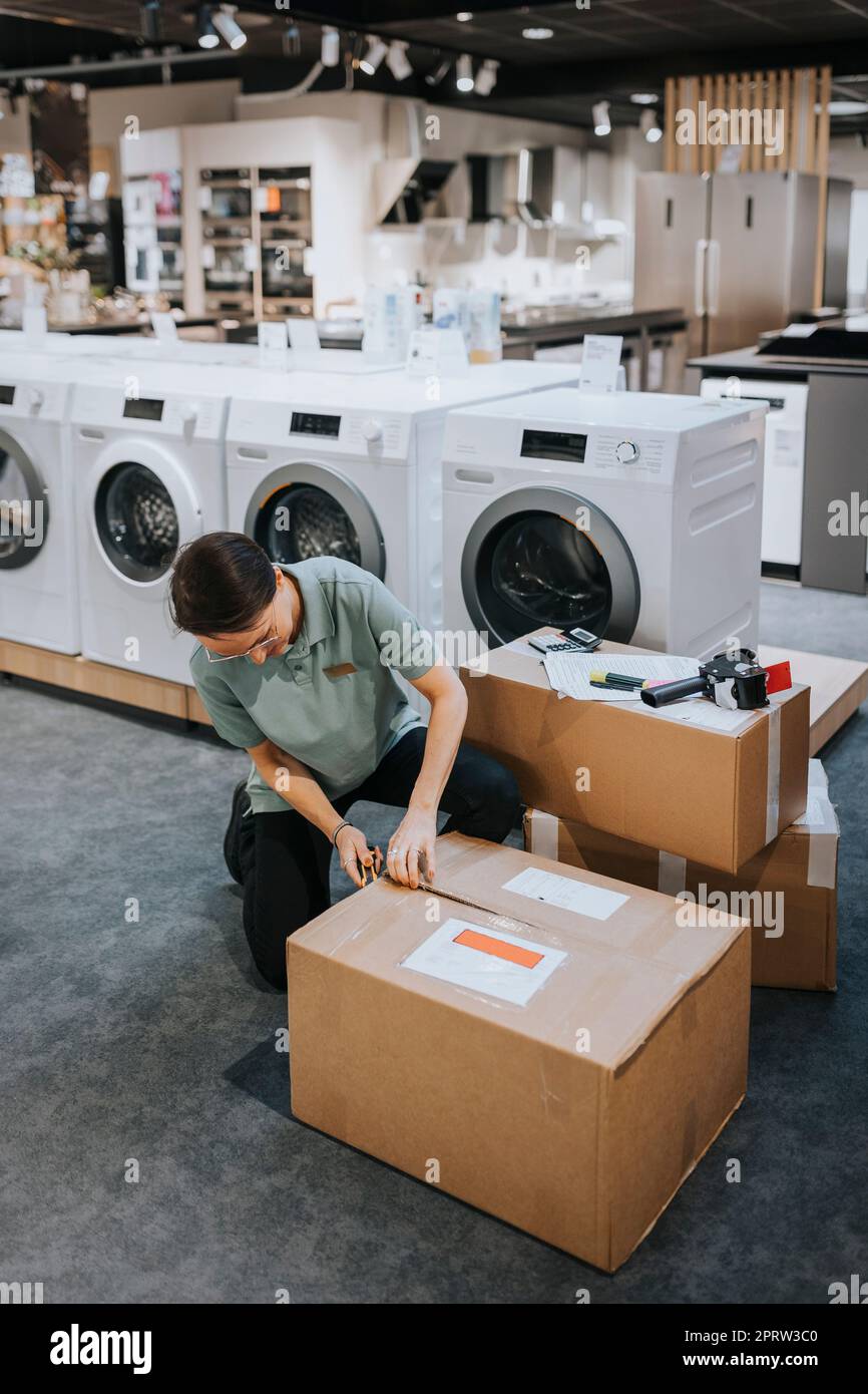 Shipping clerk hi-res stock photography and images - Alamy