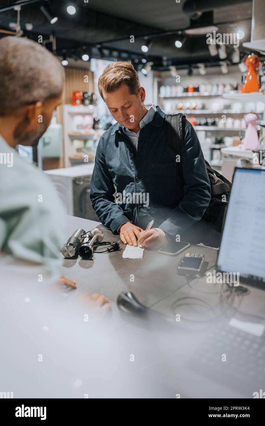 Signing bill store hi-res stock photography and images - Alamy