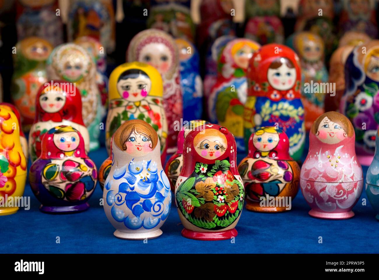 Group of dolls hi-res stock photography and images - Alamy