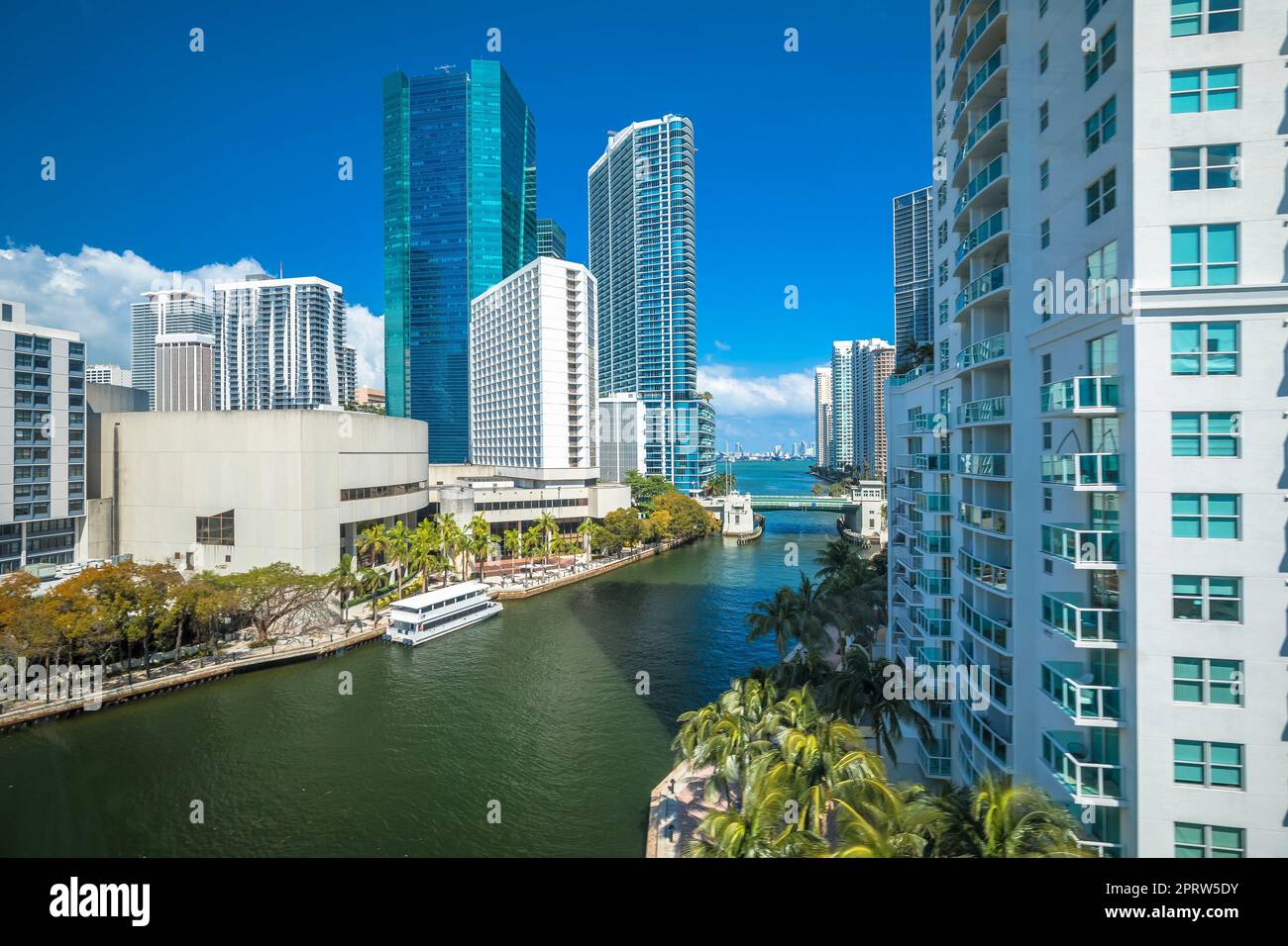 Scenic urban river view hi-res stock photography and images - Alamy
