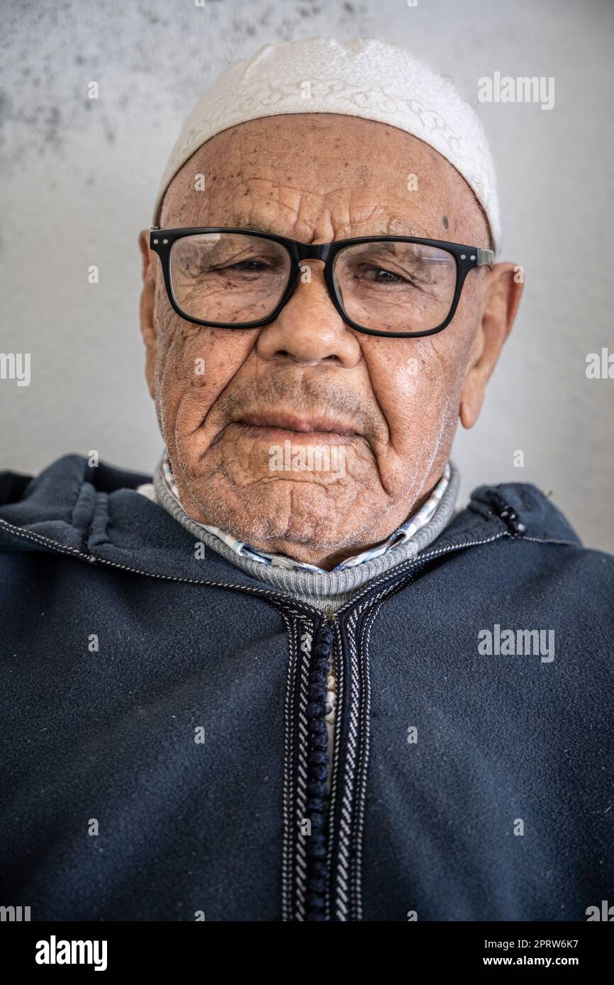 Portrait of an elderly Moroccan man dressed in the traditional djellaba ...