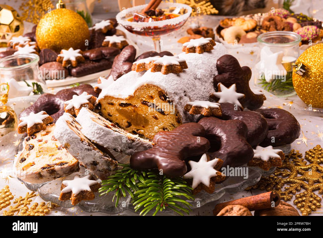 Lighting christmas pudding hi-res stock photography and images - Alamy