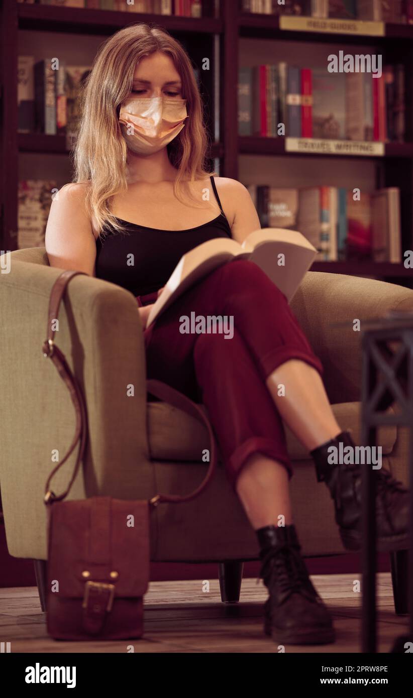 Student during pandemic hi-res stock photography and images - Alamy