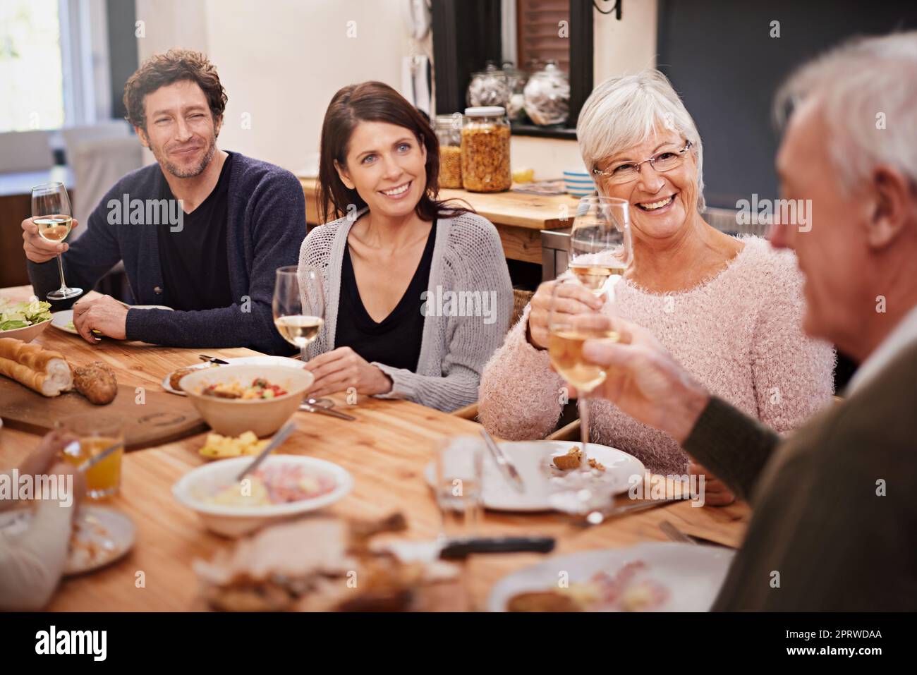 Family sitting down thanksgiving dinner hi-res stock photography and ...