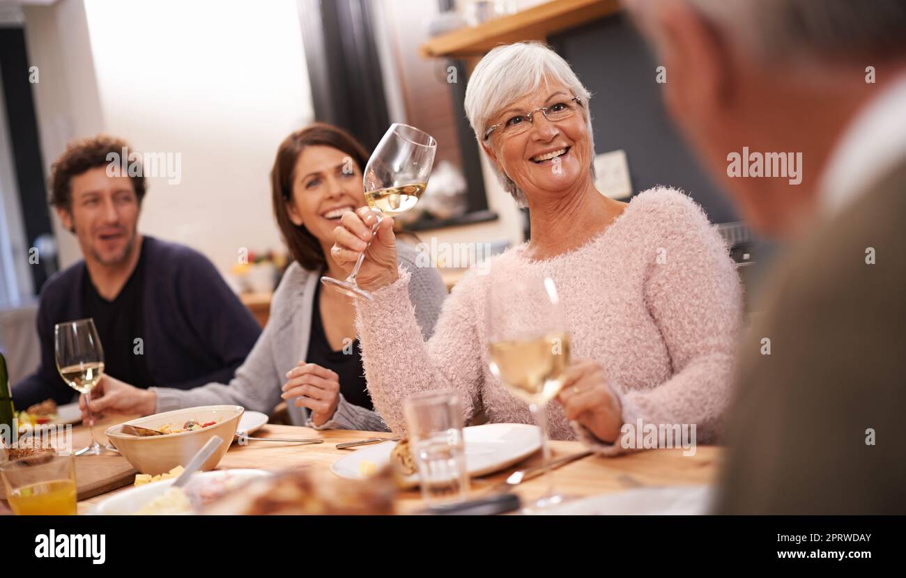 Family sitting down thanksgiving dinner hi-res stock photography and ...