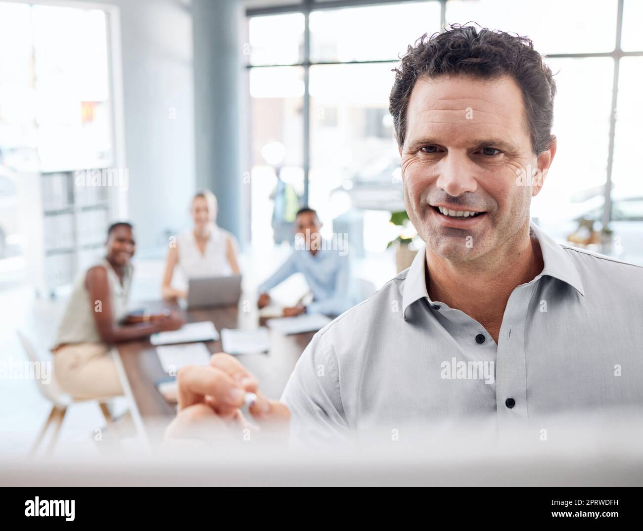 Teamwork in office hi-res stock photography and images - Alamy