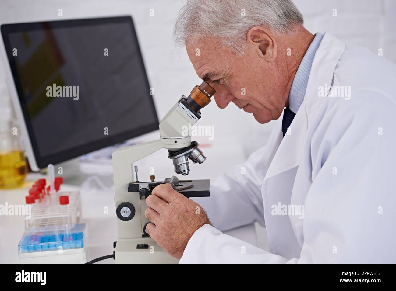 Pathologist microscope hi-res stock photography and images - Alamy