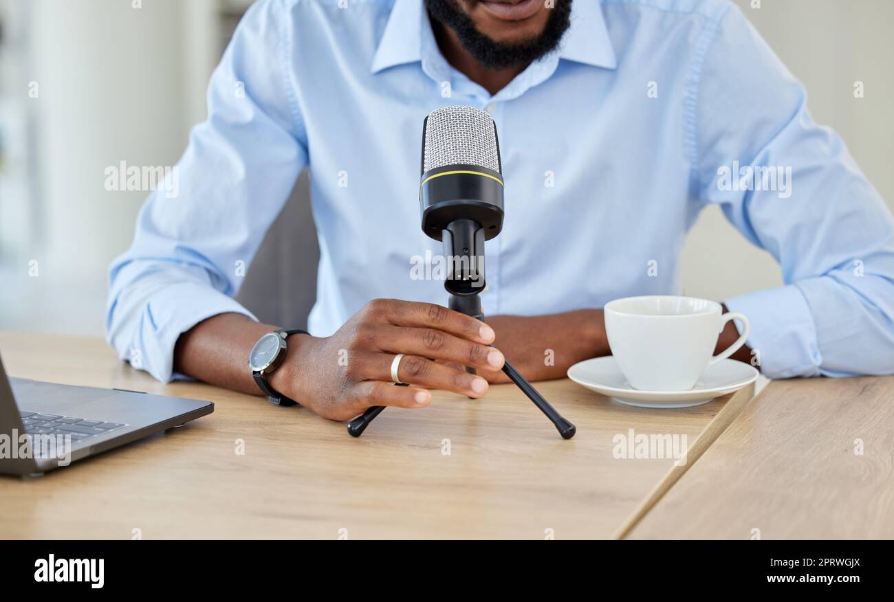 Mic talking hi-res stock photography and images - Alamy