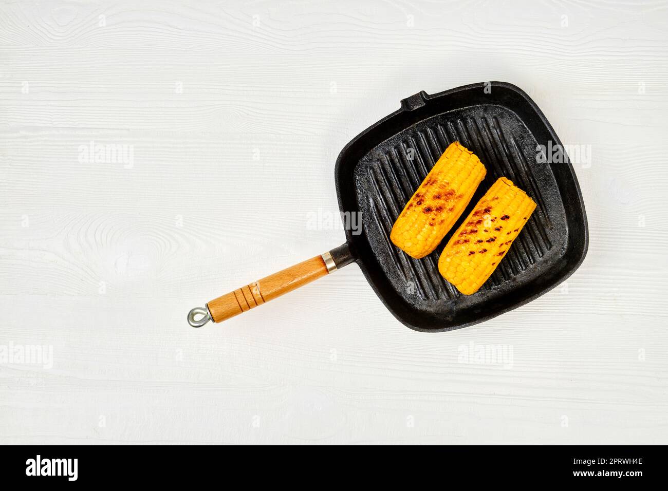 Frying pan with grilled corn Stock Photo - Alamy