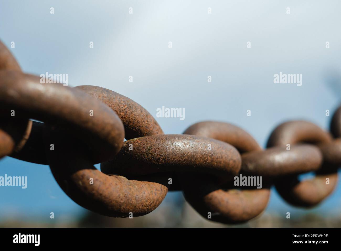 Large chain links hi-res stock photography and images - Alamy