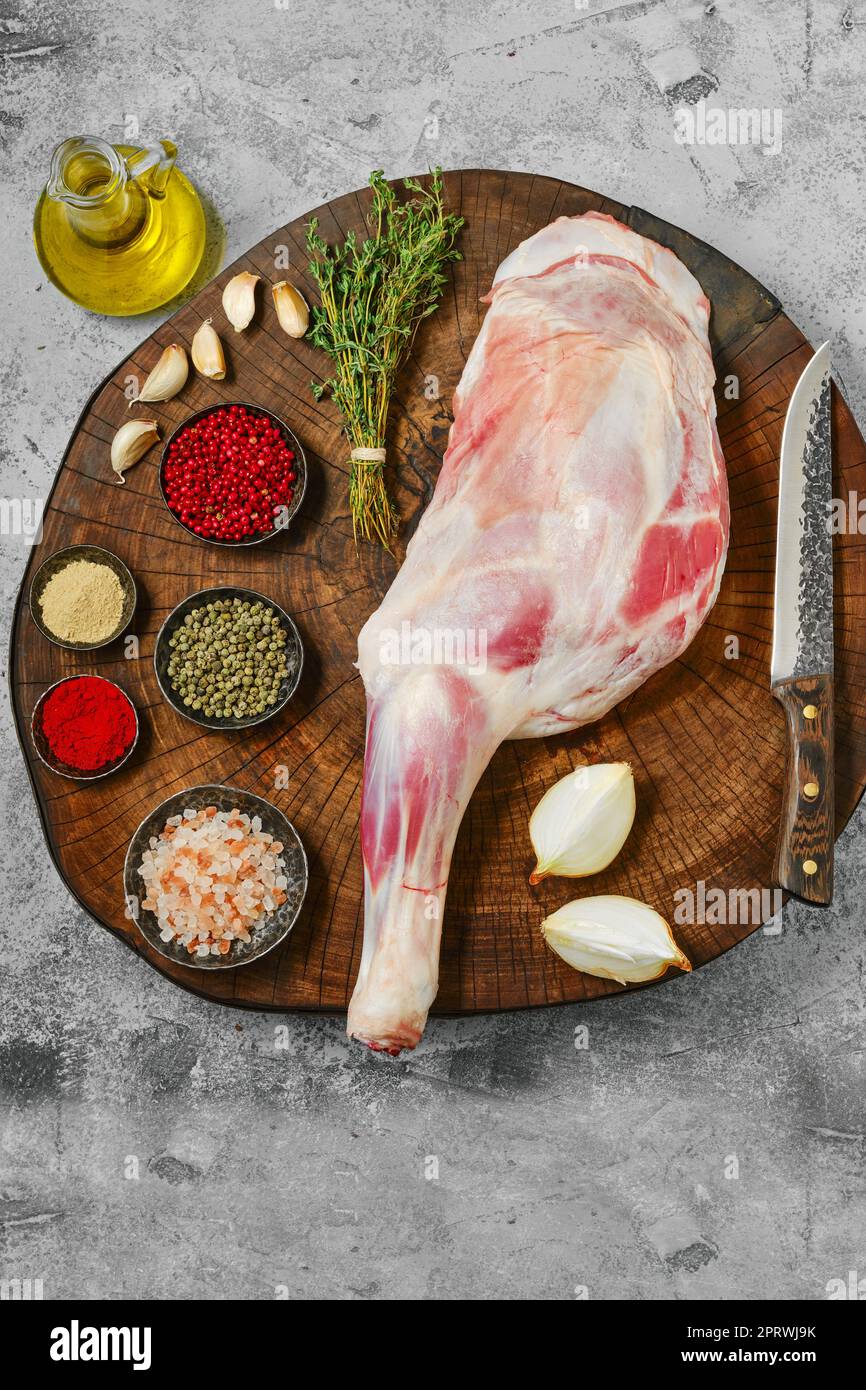 Raw lamb shoulder on butcher's cutting log Stock Photo - Alamy