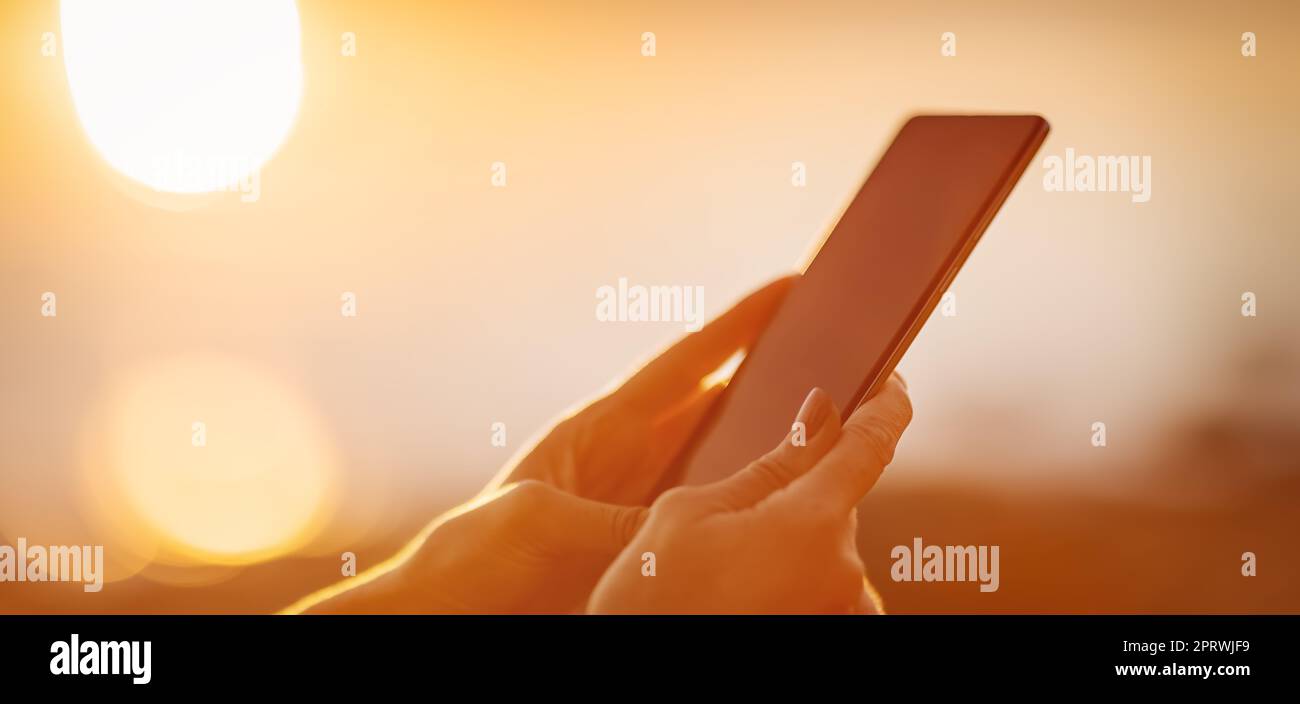 Hands holding smartphone device hi-res stock photography and images - Alamy