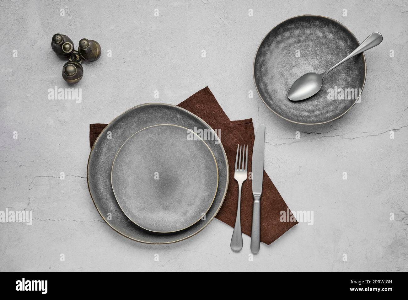 Empty ceramic plates hi-res stock photography and images - Alamy