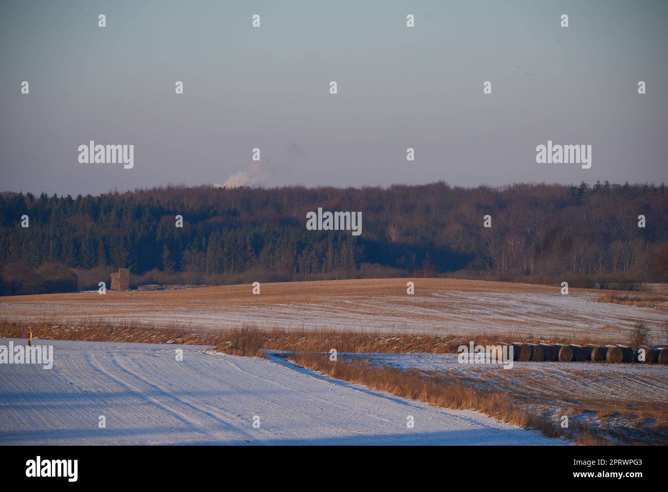 Bright sunny winter sky hi-res stock photography and images - Alamy