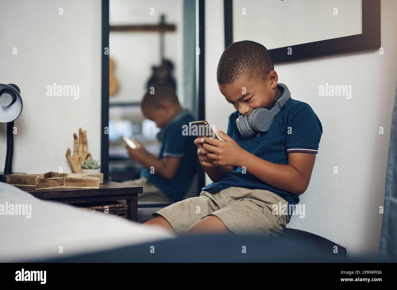 Ethnic children using technology i hi-res stock photography and images ...