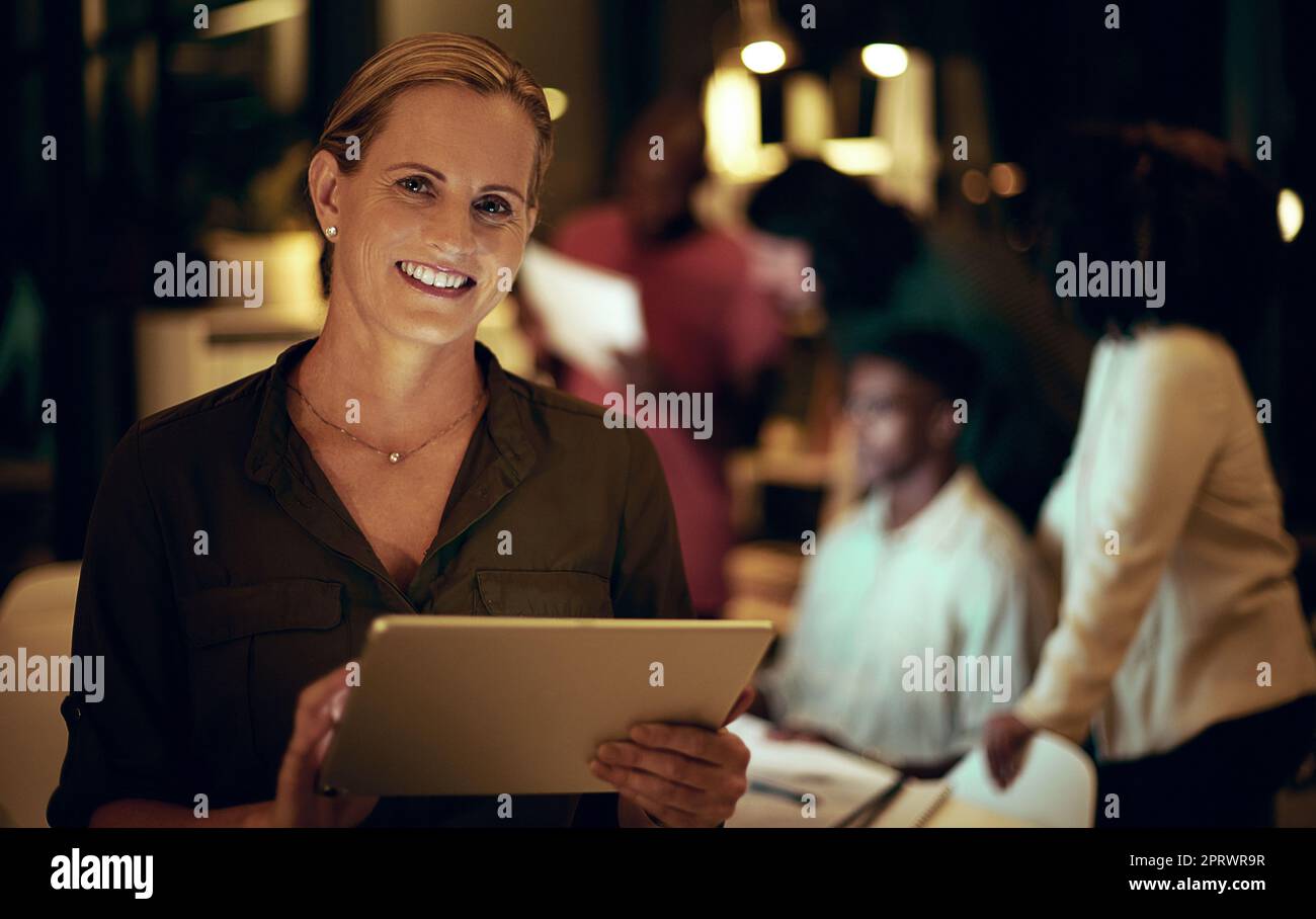 She manages it alone hi-res stock photography and images - Alamy