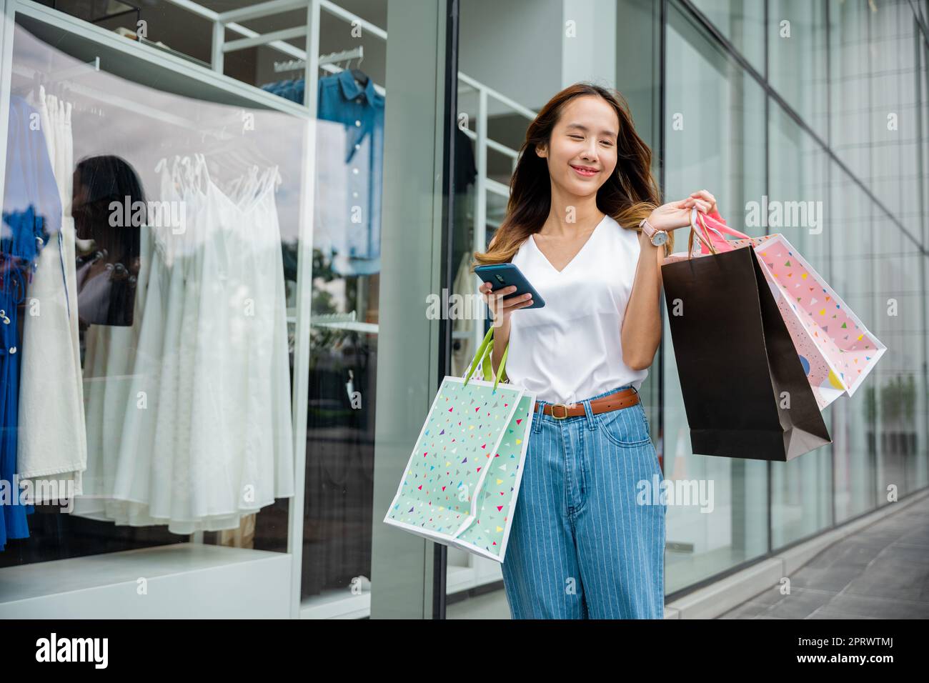 Woman happy shopper at shopping mall hi-res stock photography and ...