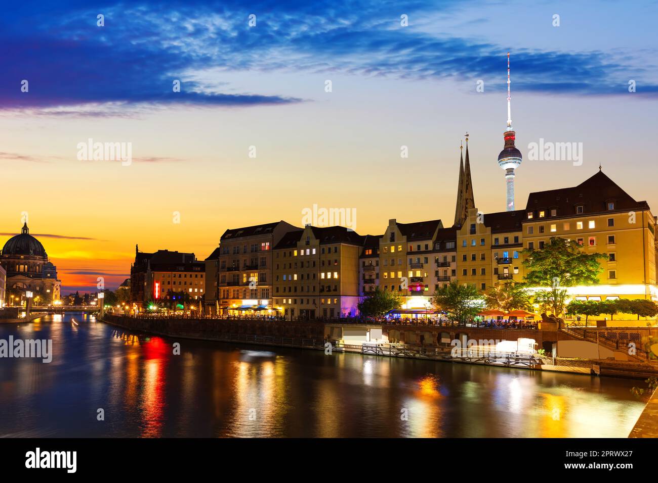 River Spree and the downtown buildings of Berlin, evening lights view ...