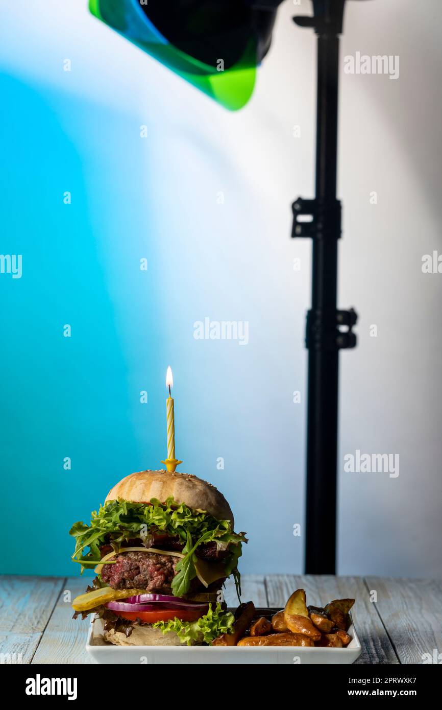closeup of a single cheeseburger Stock Photo - Alamy