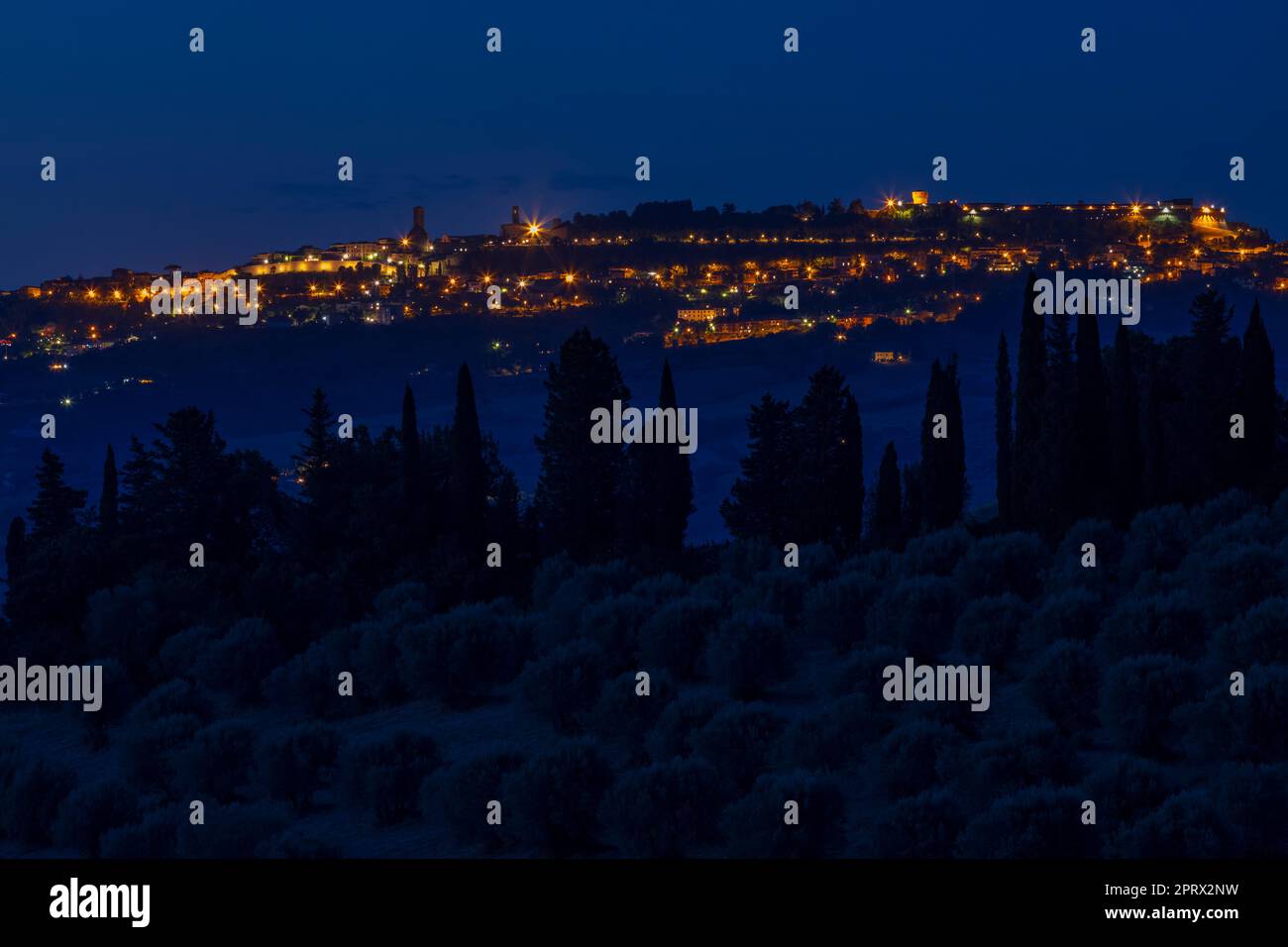 Night time in italy hi-res stock photography and images - Alamy