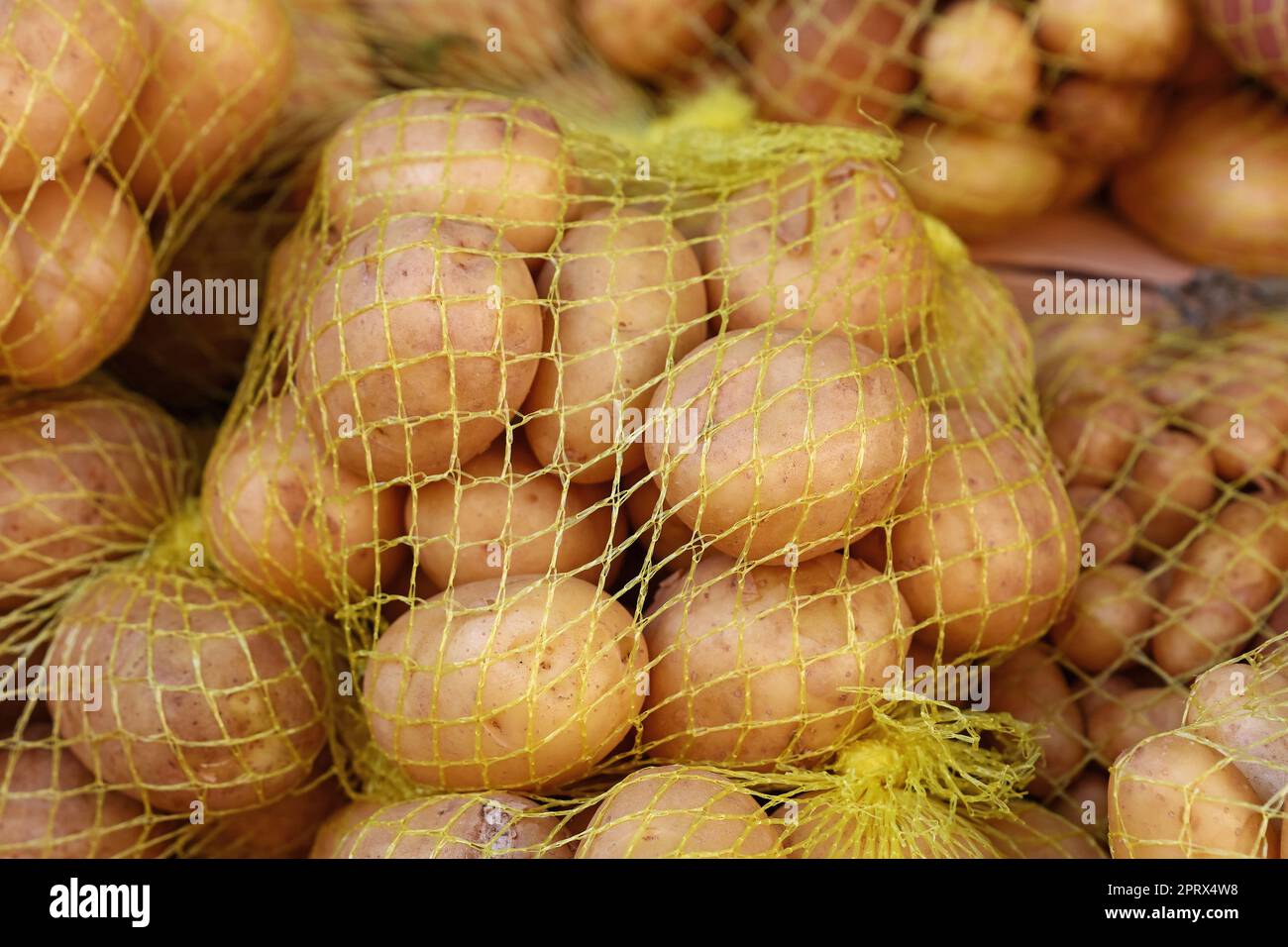 Close up heap of new potato at retail display Stock Photo - Alamy