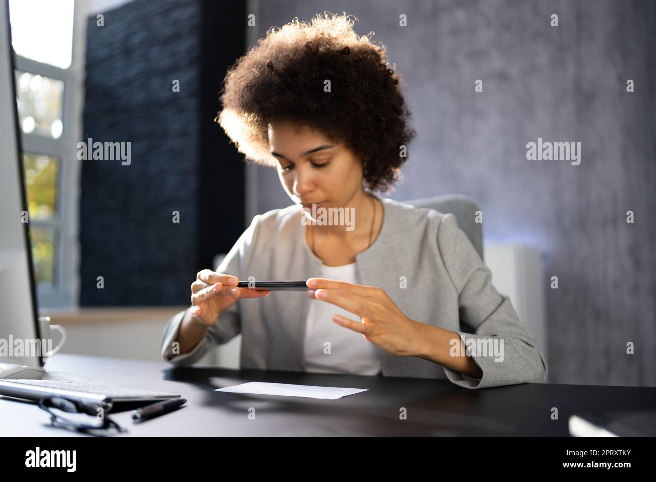 Remote Cheque Deposit Using Mobile Phone. Check Capture Stock Photo - Alamy